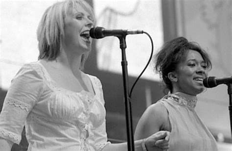 What does a Backing Vocalist Do? | LANDR Blog